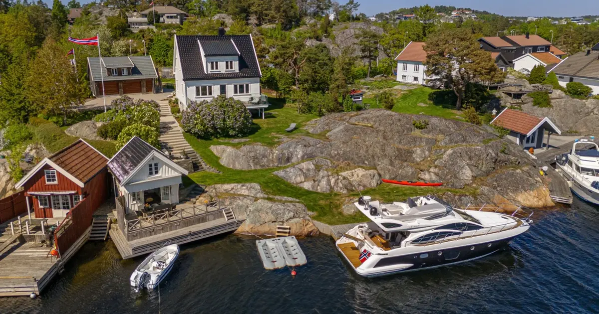 Meget flott og solrik strandeiendom med renovert enebolig - More Estate